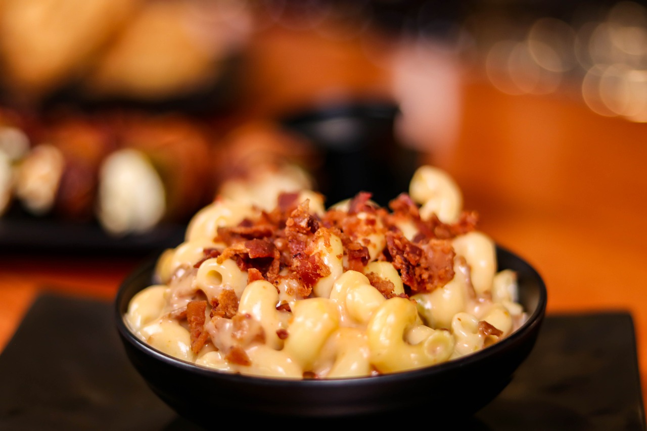 A Melhor Receita de Mac 'n Cheese Com Bacon Crocante - Receitas com Amor